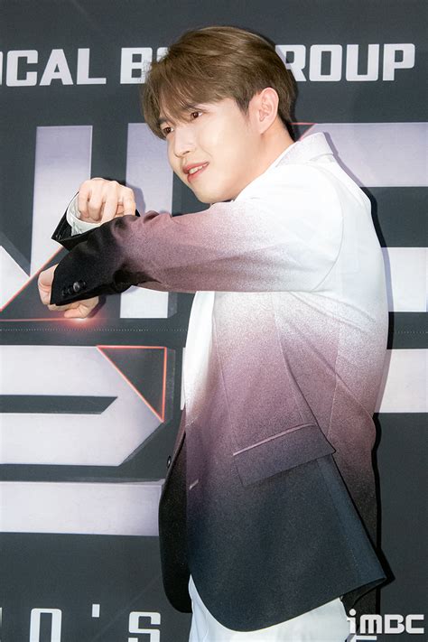 [포토] 김재환 깨알 신곡 홍보도