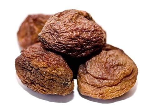 Урюк с косточкой — польза и вред для организма