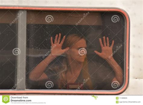 Vrouw In De Trein Stock Afbeelding Image Of Uitziend