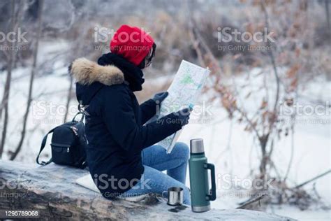 겨울 휴양지 뜨거운 커피 나 차를 마시고 멋진 겨울 풍경 옆에 앉아있는 여성 여행과 모험의 개념 제로 와스트 여행 30 34세에 대한 스톡 사진 및 기타 이미지 Istock
