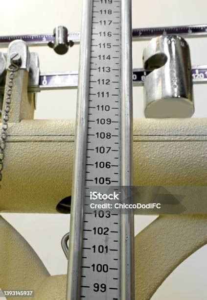 건강 검진 중 젊은 환자의 신장과 체중을 측정하기 위해 졸업 막대가있는 소아과 의사 사무실의 욕실 저울 0명에 대한 스톡 사진