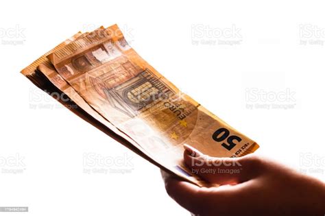 흰색 배경에 고립 된 뇌물이나 팁과 같은 돈을주는 여성의 손 유로 통화 지폐 닫기 열심히 일하는 금융 및 비즈니스 개념에 대한 보상 100 달러 지폐 미국 지폐 통화에 대한