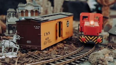 빨간색과 노란색 기차 장난감 사진 Unsplash의 무료 갈색 이미지