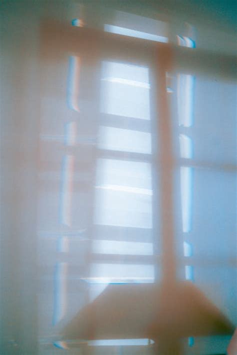 고요한 관념적인 그림자 그림자 놀이 기하학적 모양 도시 생활 만질 수 없는 몬트리올 몽환 미니멀리스트 미니멀리즘 미묘한 미묘한 색조 밝은 부드러운