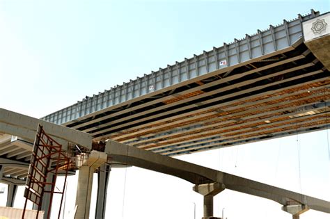 이집트의 새로운 프로젝트 건설 현장 자동차와 차량을위한 새로운 교통 교량 카이로 모노레일 철도의 트랙과 기둥 강철에 대한 스톡 사진 및 기타 이미지 Istock