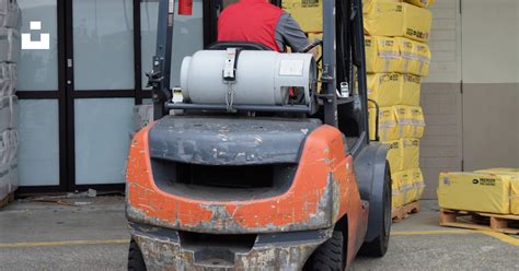 창고에서 지게차를 운전하는 남자 사진 Unsplash의 무료 지게차 이미지