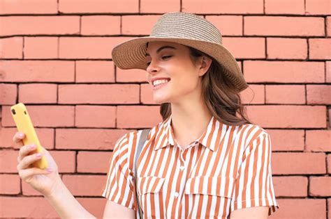 여름 힙스터 옷을 입고 아름다운 웃는 갈색 머리 모델 재미 있고 긍정적 인 여자 재미 거리에 대한 스톡 사진 및 기타 이미지 거리 귀여운 길거리 스타일 Istock