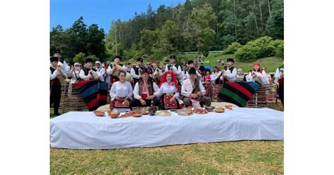 Младоженци с народни носии вместо с булчинска рокля и костюм се женят на събор край Враца