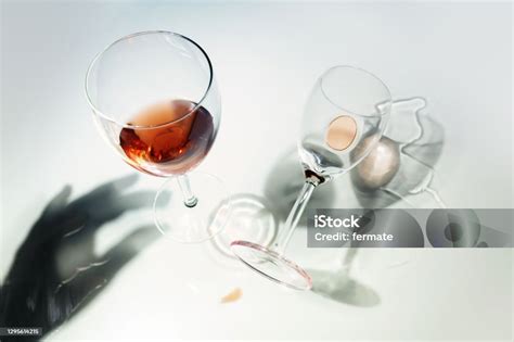 붉은 와인 서 서 밝은 배경에 손의 그림자 파티 또는 알코올 중독 개념의 추상적 인 흔적과 특이한 관점에서 떨어졌다 안경 그림자에 대한 스톡 사진 및 기타 이미지 Istock