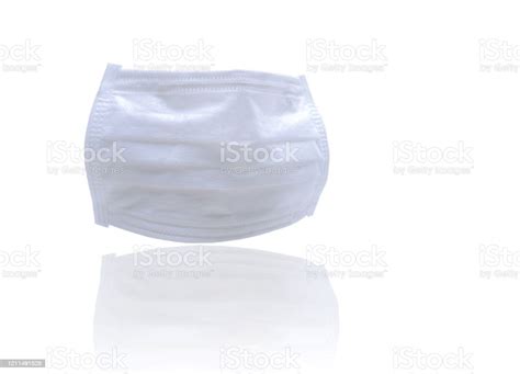 코로나바이러스 독감 및 대기 오염 예방을 위한 백색 외과 용 얼굴 마스크 또는 의료 용 얼굴 마스크 흰색 배경에 분리 필터 일회용 입 마스크 병원에서 의료 의료 공급 보호