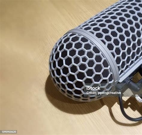 붐 마이크 또는 비디오 프로덕션에서 사운드 녹음을위한 주변 마이크 붐 마이크는 온라인 영화 촬영에 사용한 후 나무 테이블 위에 누워 있습니다 큰 스튜디오에서 동영상 사운드를