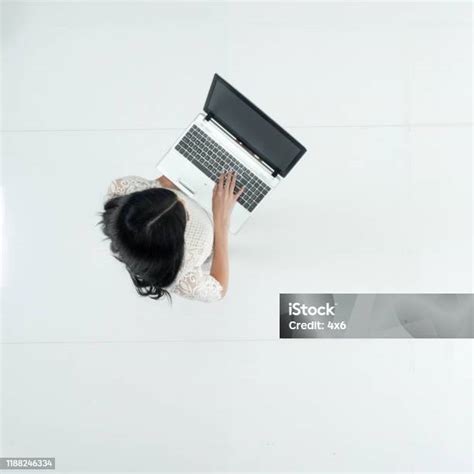 1 인 전체 길이 직상 2029세 성인 아름다운 흑발 긴 머리 코 카 서 스 여성 젊은 여성 앞서 흰색 배경 착용 드레스 시원한 태도 20 29세에 대한 스톡 사진 및 기타