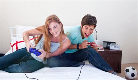 Ragazza Dei Giochi Del Ragazzo Che Gioca Video Immagine Stock