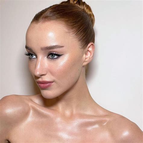 Phoebe Dynevors Instagram Twitter And Facebook On Idcrawl