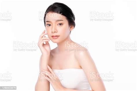 흰색 배경에 깨끗한 신선한 피부를 가진 아름다운 젊은 아시아 여성 얼굴 관리 얼굴 치료 화장품 아름다움과 스파 아시아 여성