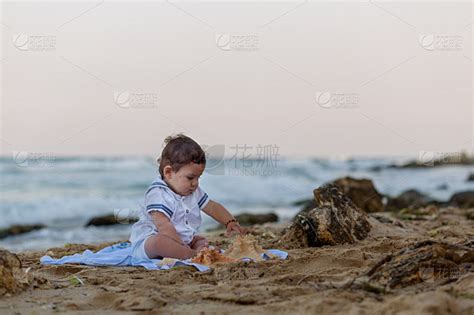 海滩上的小男孩