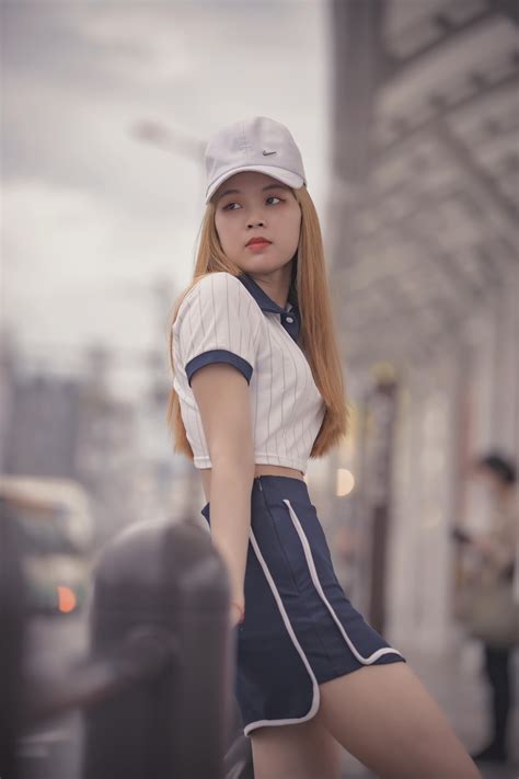 거리 패션 골프웨어 기댄 긴 머리 난간 눈에 띄는 포즈 도시 배경 도시 생활 도시 장면 도시 초상화 도시의