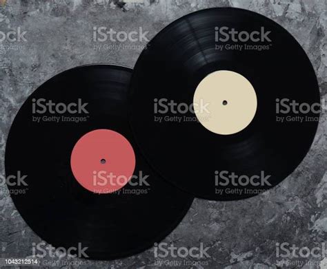 회색 콘크리트 표면에 비닐 접시입니다 레트로 기술입니다 최고의 볼 수 있습니다 Dj에 대한 스톡 사진 및 기타 이미지 Dj