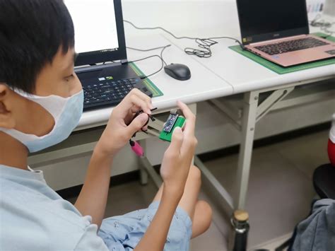 高手程式設計 🚀🚀🚀啟發未來的科技小創客！讓小朋友輕鬆學習arduino三色led！