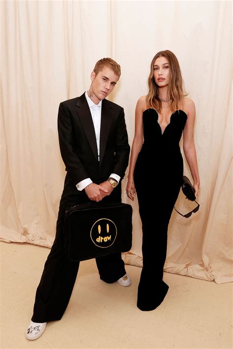 Met Gala 2021 In Diesem Für Sie Untypischen Look Präsentieren Sich Hailey Und Justin Bieber
