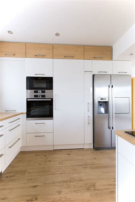 Bílá kuchyně s americkou lednicí | Barbora Grünwaldov á | Kitchen room ...