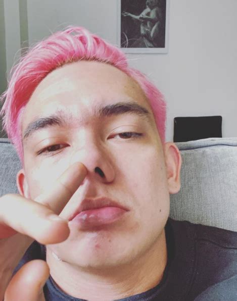 Kumpulan Gaya Nyentrik Adipati Dolken Ini Yang Sering Bikin Para Cewek Salfok