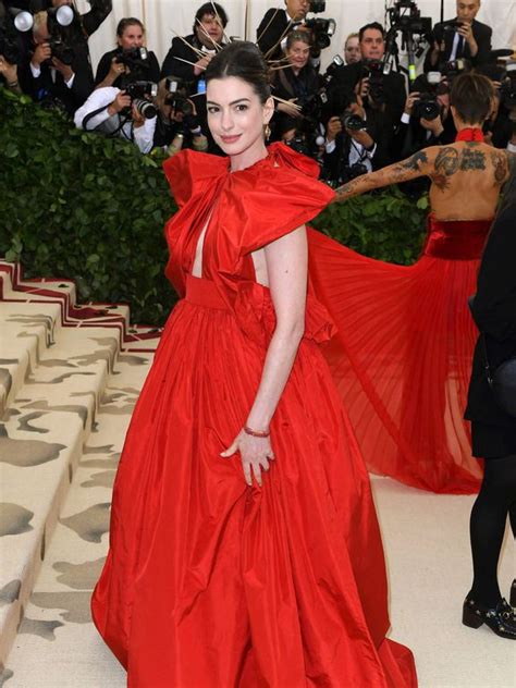 Anne Hathaway S Met Gala Versace Gown Held Together With Gold Safety Pins