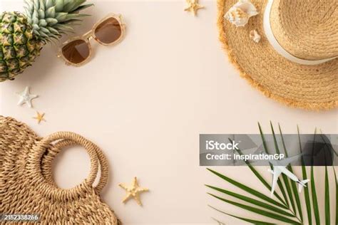 여름의 행복에 빠져보세요 고요한 베이지색 배경에 밀짚모자 선글라스 파인애플 짠 가방 야자수 잎 조개껍데기 불가사리가 있는 최고의 모습 메시지를 위한 여름 분위기를 초대합니다