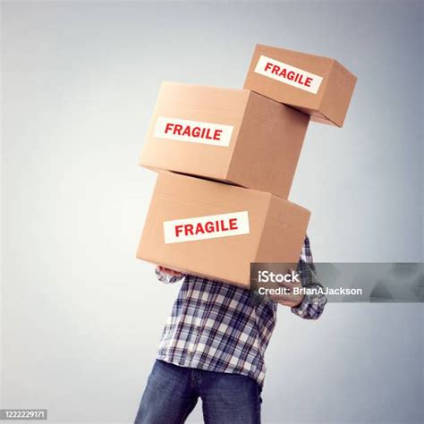 무거운 깨지기 쉬운 골판지 상자를 들고 남자 재배치 이사 집 또는 택배 배달 남자에 대한 스톡 사진 및 기타 이미지 남자