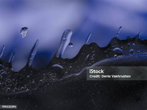 다채로운 초현실적 인 환각 추상적 인 액체 배경입니다 작은 기포가 있는 물과 기름 방울 강렬하고 밝은 색상에 대한 스톡 사진 및 기타 이미지 강렬하고 밝은 색상 검은색