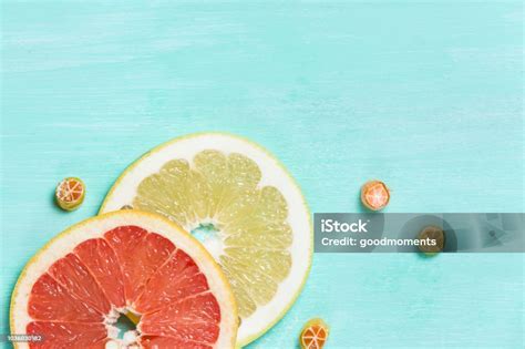 잘라 빨간색과 노란색 자 몽과 흰색 나무 바탕에 작은 감귤 류 사탕에 최고 볼 수 있습니다 육즙과 신선한 과일입니다 건강 한 먹는 개념 혹 평 하다 0명에 대한 스톡 사진