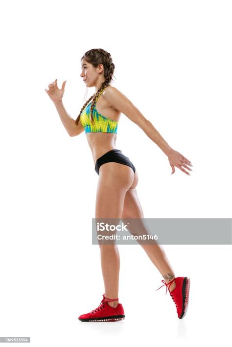 아름다운 스포츠 소녀 전문 여성 주자 흰색 배경에 고립 된 스포츠 유니폼 훈련을 입은 운동 선수의 전체 길이 초상화 달리기에