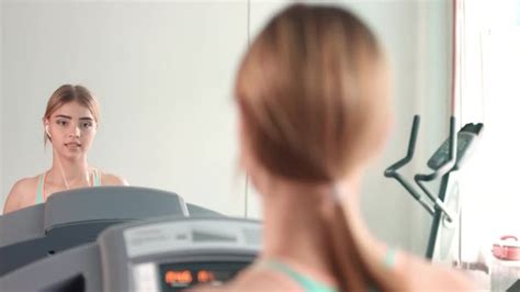 Treadmill Runner Bilder Stock Fotos And Videos Adobe Stock