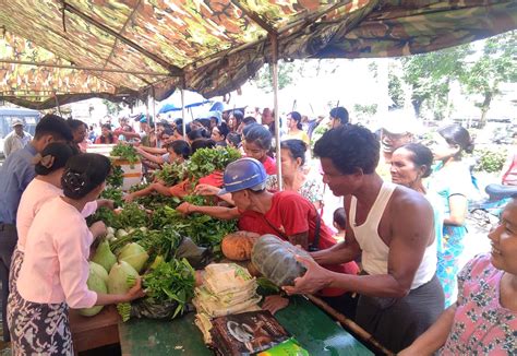 ရခိုင်ပြည်နယ်၊ စစ်တွေမြို့ ရှိ မုန်တိုင်းဒဏ်သင့်ပြည်သူများအား ဆန်၊ ဆီ၊ ဆား၊ ကြက်ဥ၊ ဟင်းသီးဟင်းရ