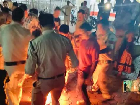 पुलिस कस्टडी में आरोपी की मौत पर महिला ने पेट्रोल अपने ऊपर डालकर आत्माहत्या का प्रयास किया