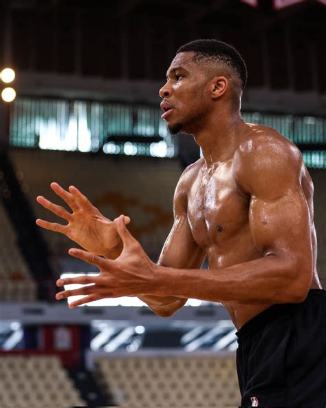 Milwaukee Bucks Fans React To Photo Of Giannis Antetokounmpo Going Viral