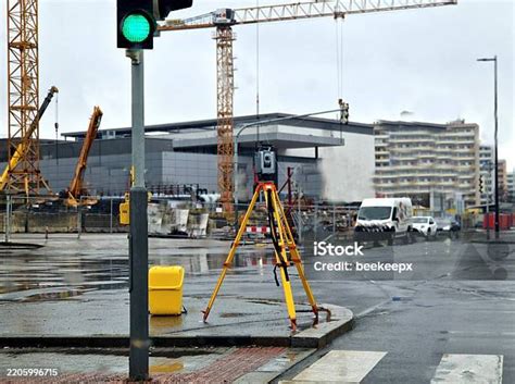 경위의는 수평 및 수직 평면에서 지정된 가시 지점 사이의 각도를 측정하기 위한 정밀 광학 기기입니다 0명에 대한 스톡 사진 및 기타 이미지 Istock