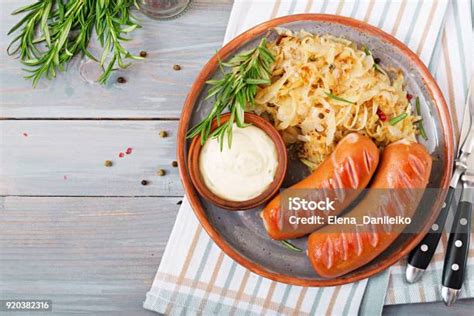 나무 테이블에 소금에 절인 양배추와 소시지의 접시입니다 전통 옥 토 버 페스트 메뉴입니다 플랫이 하다 최고의 볼 수 있습니다 건강한 식생활에 대한 스톡 사진 및 기타 이미지