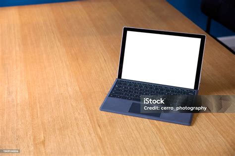 노트북을 열면 복사 공간이 있는 목재 사무실 책상에 공간을 복사할 수 있습니다 작업 공간 집 또는 사무실 0명에 대한 스톡 사진 및 기타 이미지 Istock