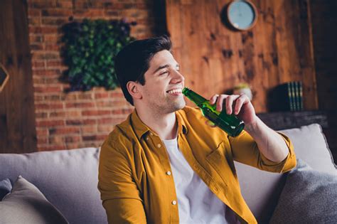 세련된 로프트 거실 환경에서 상쾌한 음료를 즐기며 가정 환경에서 여가와 휴식을 구현하는 젊은이 30 34세에 대한 스톡 사진 및 기타 이미지 Istock