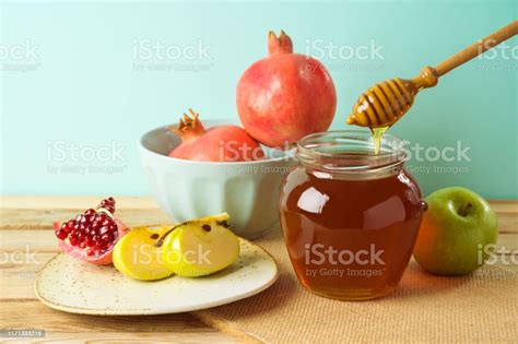나무 테이블에 꿀 사과와 석류와 유대인 휴일 로쉬 하샤나 배경 0명에 대한 스톡 사진 및 기타 이미지 0명 개념 공휴일 Istock