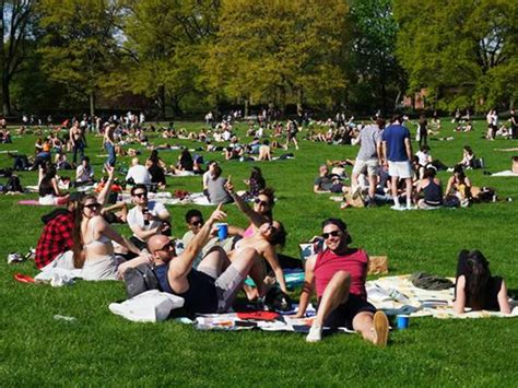 나들이 인파로 꽉 찬 뉴욕 센트럴파크 대부분이 마스크 안 써”