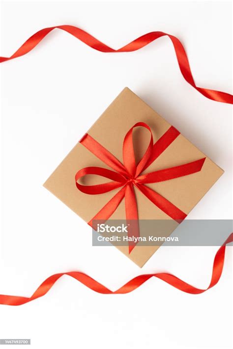 흰색 배경에 빨간 활과 리본이 있는 공예품 선물 상자의 평평한 배치 0명에 대한 스톡 사진 및 기타 이미지 0명 12월 갈색 Istock