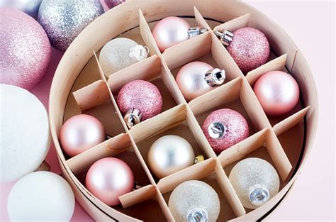 파스텔 핑크 배경에 나무 둥근 상자에 분홍색과 흰색 크리스마스 공입니다 크리스마스 휴일 개념입니다 인사말 카드 플랫 레이 상단 보기 복사 공간 0명에 대한 스톡 사진 및