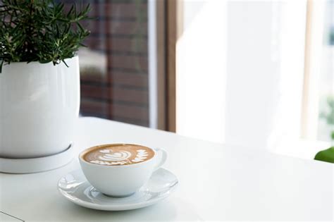 라떼 커피 컵은 커피숍의 테이블에 놓입니다 커피 라떼 아트를 만드는 개념 0명에 대한 스톡 사진 및 기타 이미지 0명 갈색