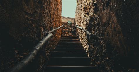 거친 표면 건축 계단 고대의 고대의 길 고르지 않은 구조 그림자 깊이 낡은 노출 된 암석 녹슨 난간 대조 돌 돌담 락 랜드마크 러스틱 모험