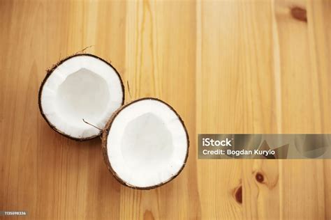 나무 테이블 평평한 누워에 반으로 가른 코코넛 안녕하세요 여름 휴가 개념입니다 텍스트에 대 한 공간입니다 코코넛과 열 대 배경입니다 맛 있는 견과류 상쾌한 음료 및 오일