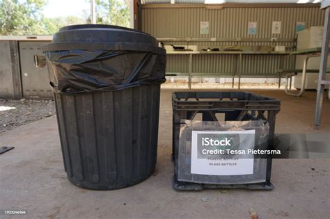 알루미늄 캔 플라스틱 병 유리병을 재활용하기 위한 쓰레기통 쓰레기통 및 재활용 쓰레기통 호주 노던 테리토리의 캠프장에 있는 야외 캠프 주방 0명에 대한 스톡 사진 및 기타