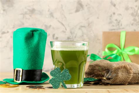 성 패트릭의 날 축하 녹색 맥주 레프러콘 모자 동전과 천연 나무 배경에 클로버 0명에 대한 스톡 사진 및 기타 이미지 0명 3월 St Patricks Day