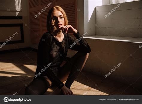 Sexy Jeune Femme Avec De Beaux Gros Seins La Fille Est Représentée En